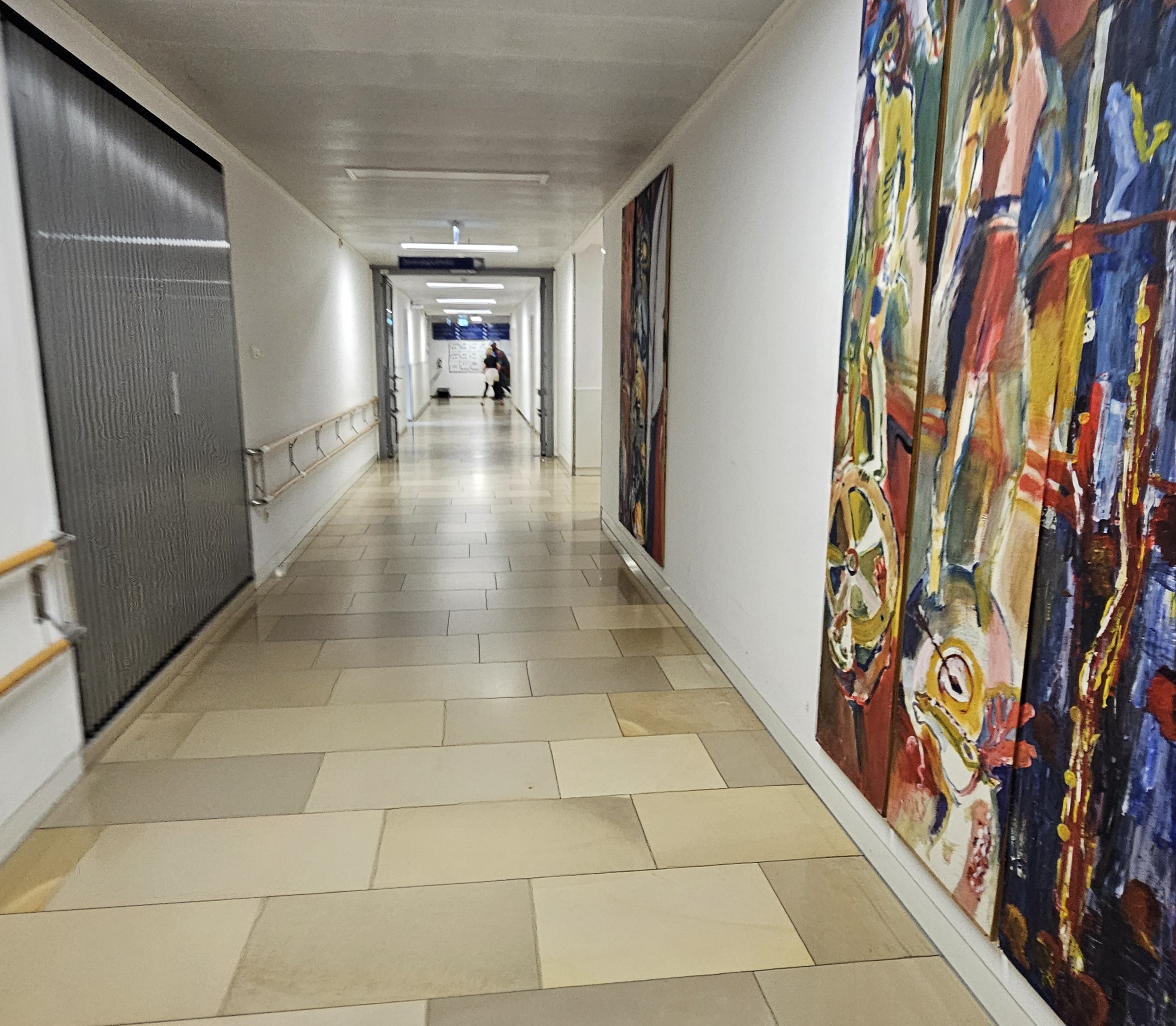 eingangshalle der klinik nach hinten rechts zum gang vorbei an der ...